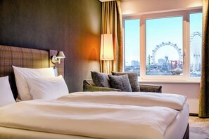 Quarto luxo (2 Adults + 1 Child) | Roupas de cama premium, quartos à prova de som, Wi-Fi de cortesia