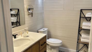 Suite, 1 cama king-size (Railcar) | Casa de banho | Um polibã, produtos de higiene exclusivos, um secador de cabelo