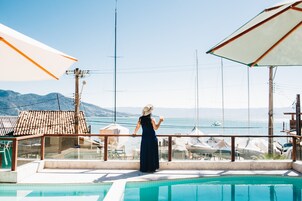 Piscina externa, guarda-sóis, espreguiçadeiras