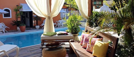 Piscina exterior, da(s) 10:00 à(s) 22:00, guarda-sóis, espreguiçadeiras