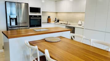 Apartamento Premium, 3 quartos | Cozinha privada | Um frigorífico/congelador grande, um micro-ondas, um forno