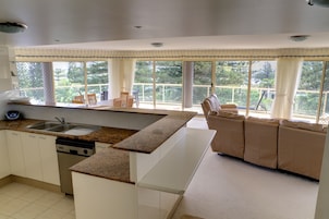 Apartamento Executivo, 3 quartos | Cozinha privada | Um frigorífico/congelador grande, um micro-ondas, um forno