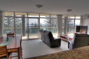 Apartamento Executivo, 3 quartos | Sala de estar | Televisor LED de 50 polegadas com canais por cabo, televisor 