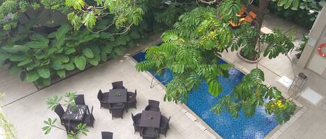 Piscina exterior, espreguiçadeiras