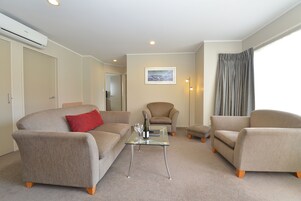 Apartamento, 2 quartos | Roupa de alta qualidade, secretária 