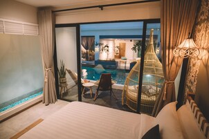 Quarto de hotel com cama, vista para piscina e varanda com assentos.