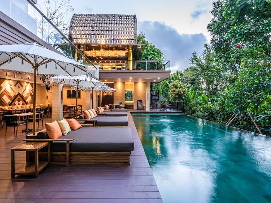 Piscina externa, espreguiçadeiras