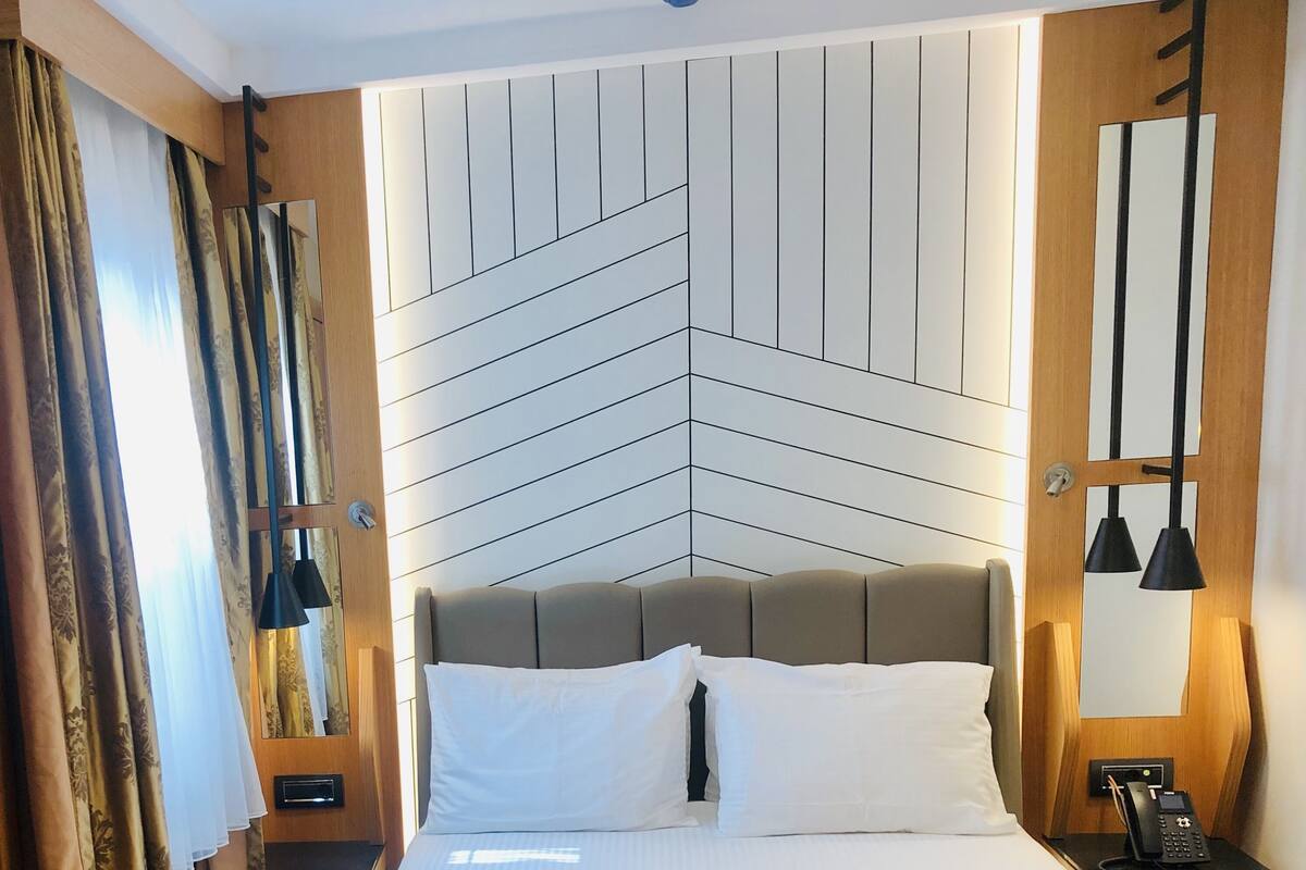 Minibar, cofre no quarto, secretária, quartos insonorizados