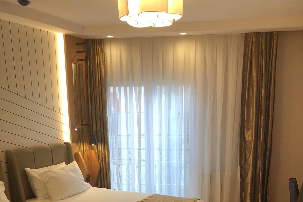 Minibar, cofre no quarto, secretária, quartos insonorizados