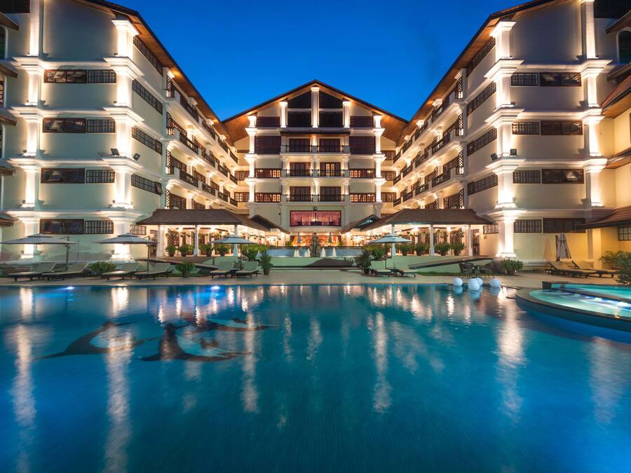 Piscina exterior, guarda-sóis, espreguiçadeiras