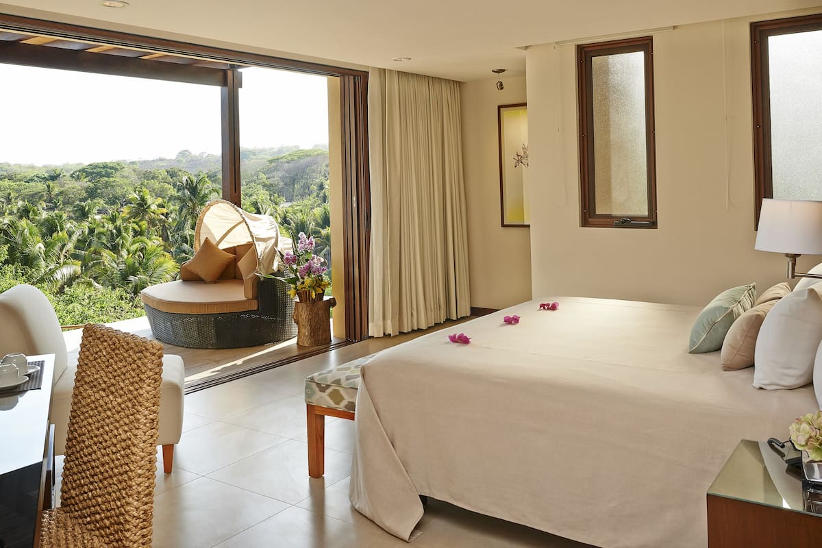 Deluxe King Ocean View | Cofre no quarto, berços/camas para crianças grátis