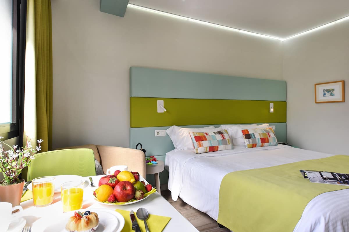 Quarto Superior | Cofre no quarto, cortinas/cortinados opacos, quartos insonorizados