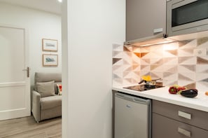 Apartamento, 1 quarto, no piso térreo | Cozinha privada | Geladeira, micro-ondas, cooktop, máquina de café expresso
