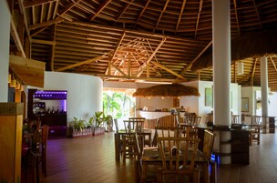 Pequenos-almoços, almoços, jantares servidos, com vista para a piscina 