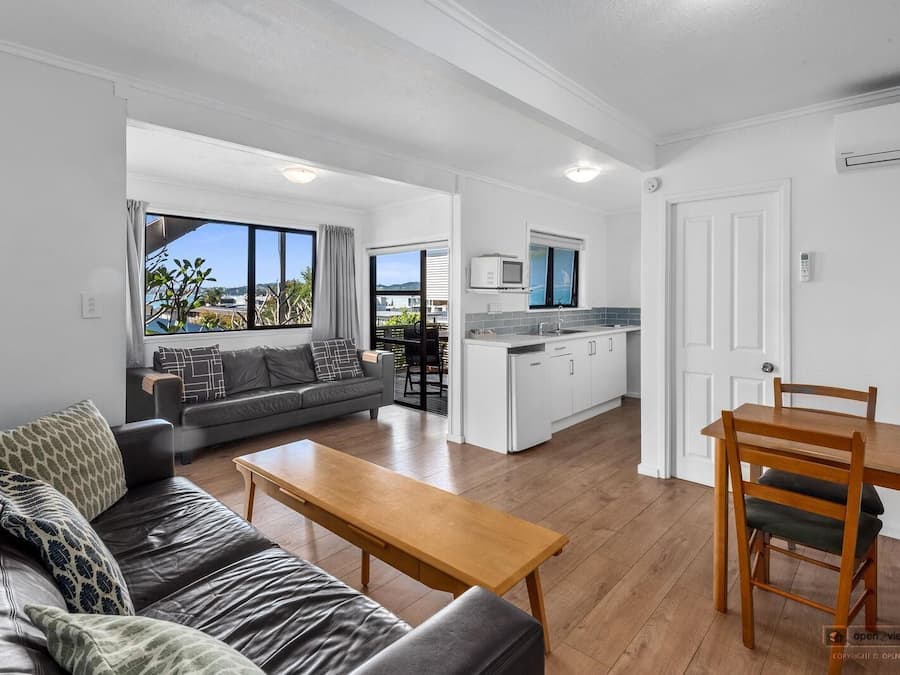 Apartamento Panorâmico, 2 quartos, vista para o oceano, em frente ao mar | Sala de estar | Televisor de ecrã plano de 32 polegadas com canais via satélite