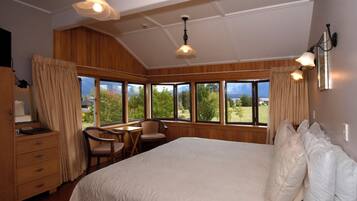 Quarto Deluxe (The Cathedral) | Cofre no quarto, com decoração personalizada