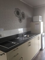 Geladeira, micro-ondas, cooktop, cafeteira/chaleira