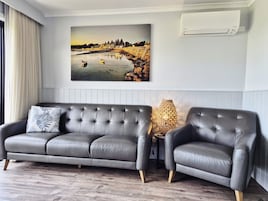 Apartamento, 2 quartos, vista para o oceano | Área de estar | Smart TV 40 polegadas com canais digitais