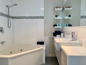 Quarto Deluxe, banheira de hidromassagem, vista para o oceano (Not suitable for children) | Banheira de hidromassagem