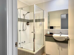 Apartamento, 2 quartos, vista para o oceano | Banheiro | Chuveiro, produtos de toalete grátis, secador de cabelo 