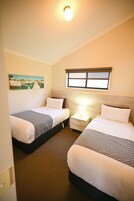 Apartamento, 2 quartos, vista para o jardim | Cortinas/cortinados opacos, ferro/tábua de engomar 