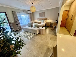 Apartamento Deluxe, 1 quarto, junto ao jardim | Sala de estar | Smart TV de 64 polegadas com canais via satélite 