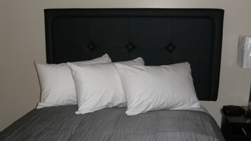 Quarto Duplo, 2 camas queen-size | Sala de estar | TV de ecrã plano 