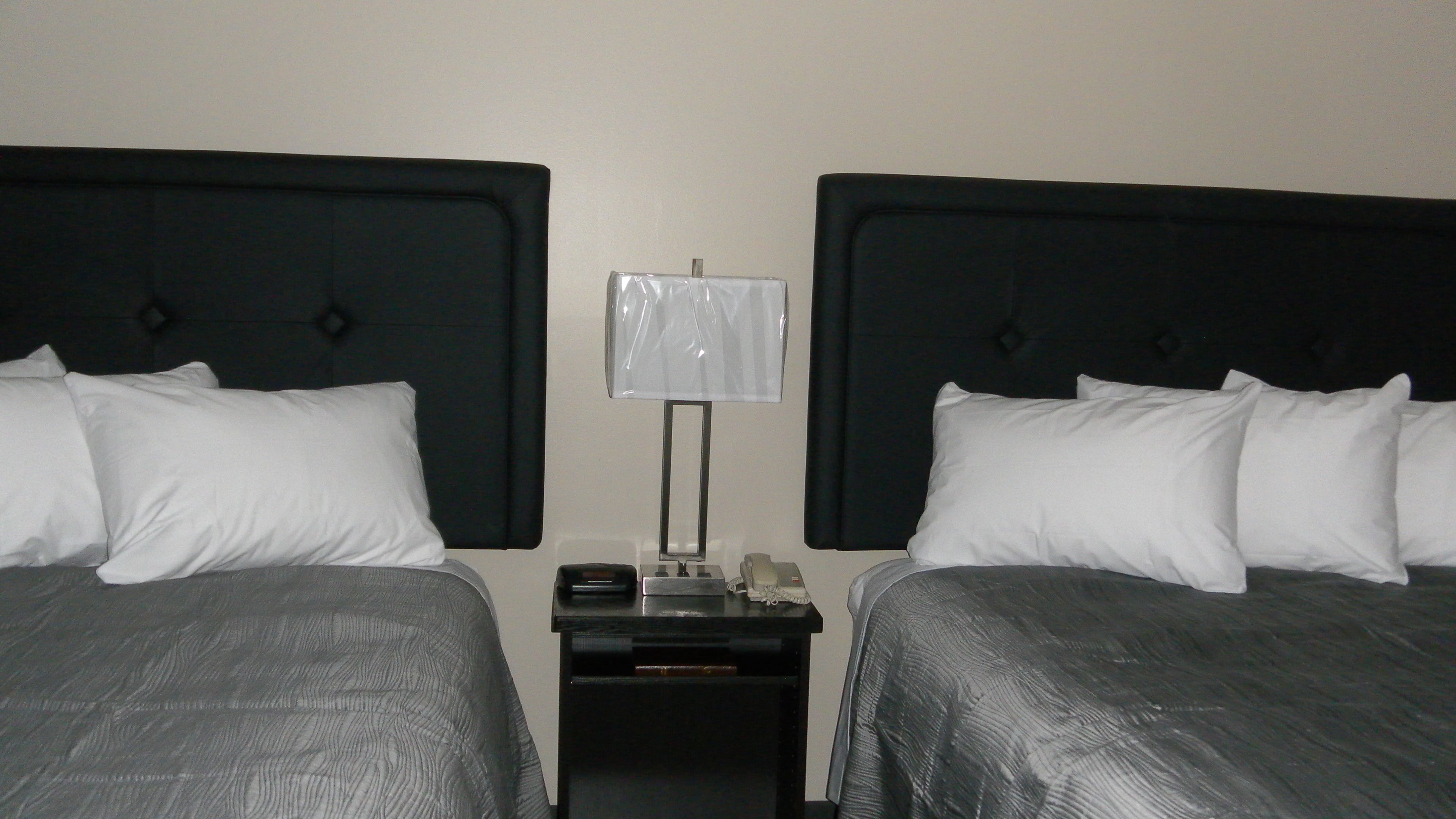 Roupas de cama premium, escrivaninha, cortinas blackout