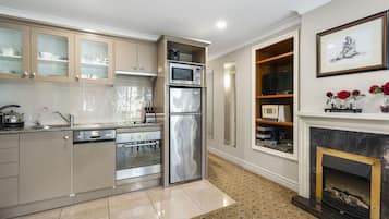 Apartamento Deluxe, 1 cama king-size, banheira de hidromassagem, junto ao jardim (Garden) | Cozinha privada | Um frigorífico, um micro-ondas, um forno, uma placa de cozinha
