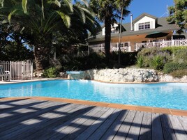 Piscina exterior sazonal, espreguiçadeiras 