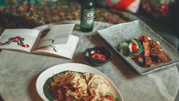 Pequenos-almoços, almoços, jantares servidos, cozinha asiática