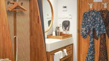 Um polibã, produtos de higiene exclusivos, um secador de cabelo