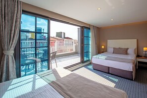 Quarto Quádruplo, varanda | Minibar, cofre no quarto, cortinas/cortinados opacos 