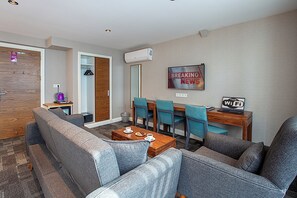 Suite-Estúdio | Minibar, cofre no quarto, cortinas/cortinados opacos 