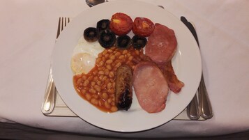 Café da manhã com pratos da culinária local grátis todos os dias