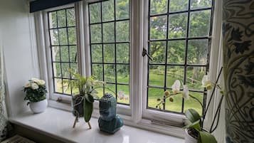 Quarto casal standard, suíte, vista para o jardim | Vista da propriedade