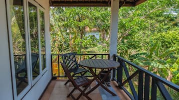 Apartamento Superior, 1 quarto, vista parcial para o mar | Terraço/pátio interior