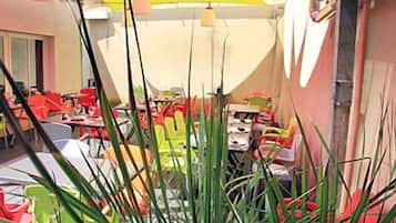 Pequenos-almoços, almoços, jantares servidos, cozinha francesa