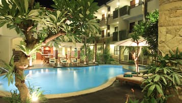 Piscina externa, guarda-sóis, espreguiçadeiras