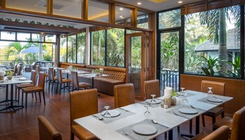 Pequenos-almoços servidos, cozinha internacional, junto à piscina 