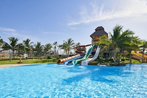 3 piscinas exteriores, da(s) 8:00 à(s) 19:00, guarda-sóis