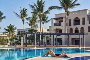 3 piscinas externas, funciona das 8h às 19h, guarda-sóis