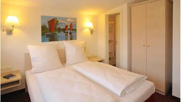 Quarto Duplo | Secretária, Wi-fi grátis, roupa de cama fornecida