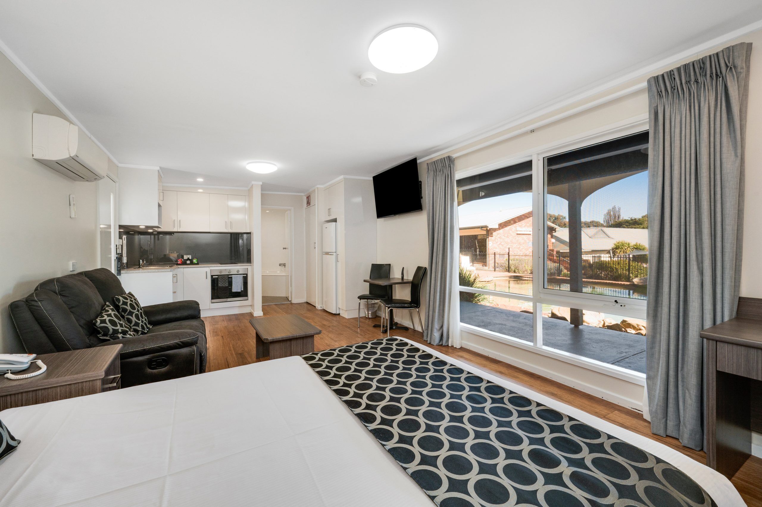 Suite-Estúdio, banheira de hidromassagem, vista para a piscina (Free Wi-Fi & Parking) | Terraço/pátio interior