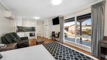 Suite-Estúdio, banheira de hidromassagem, vista para a piscina (Free Wi-Fi & Parking) | Terraço/pátio interior