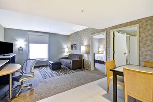 Suíte premier, 1 cama Queen, acessível (Mobility & Hearing) | Sala de estar | TV de tela plana