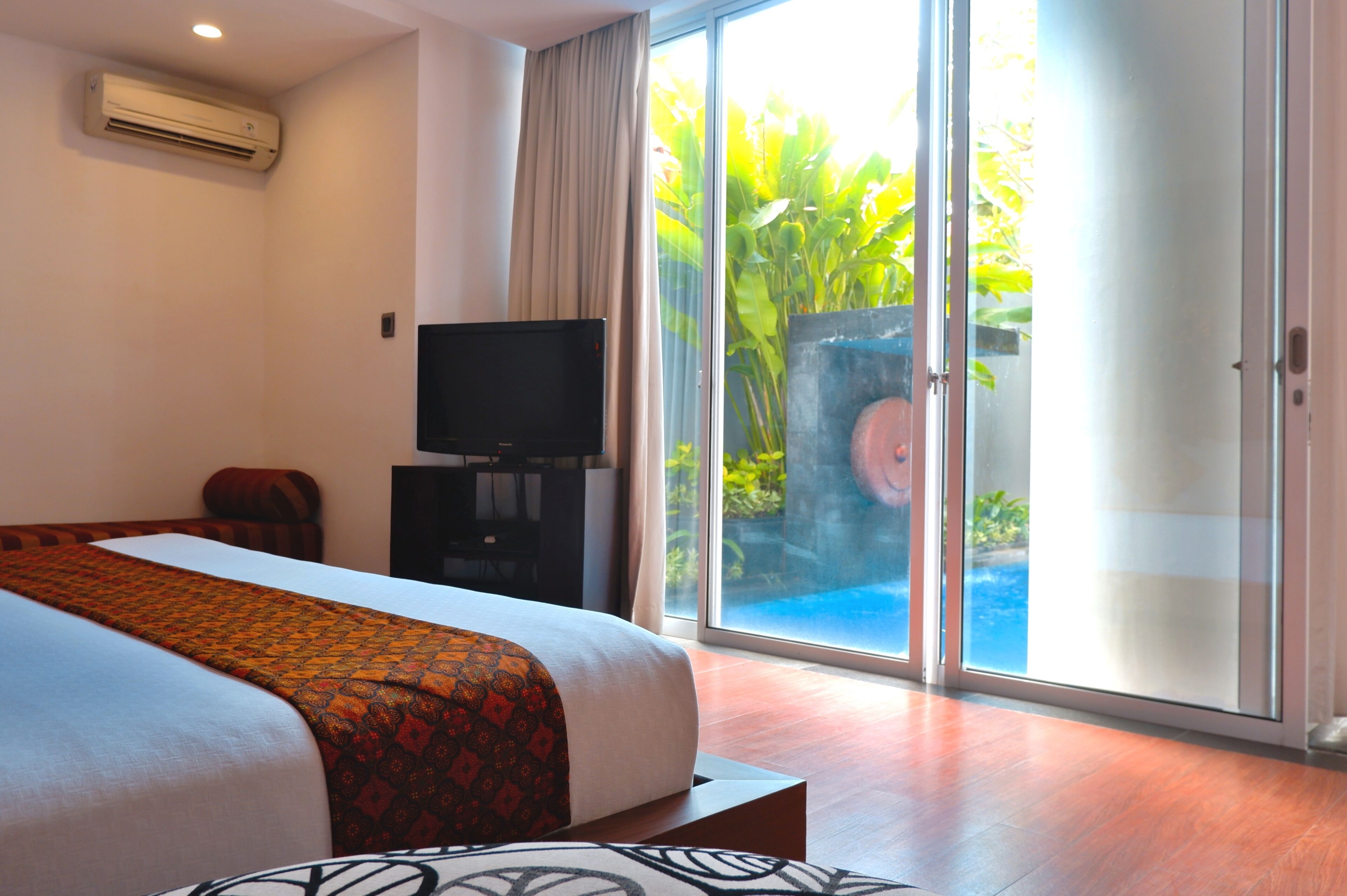 One Bedroom Residence With Private Pool | Camas de colchão Select Comfort, cofre no quarto, secretária 