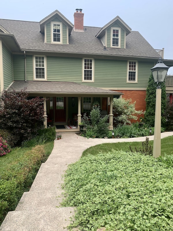 The Red Coat Bed & Breakfast - Niagara Falls, NY