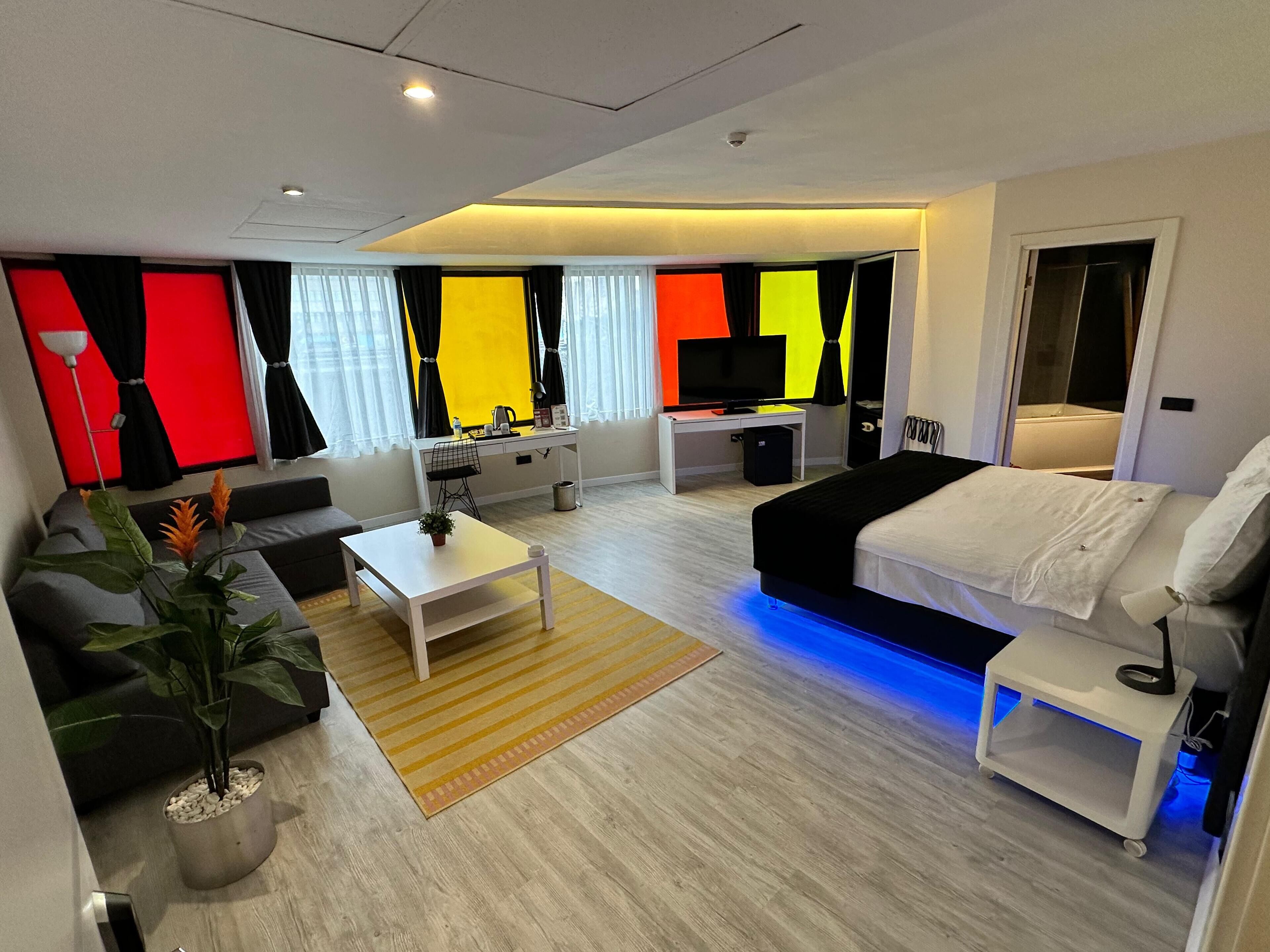 Estúdio | Frigobar (abastecido com alguns itens grátis), cofres nos quartos