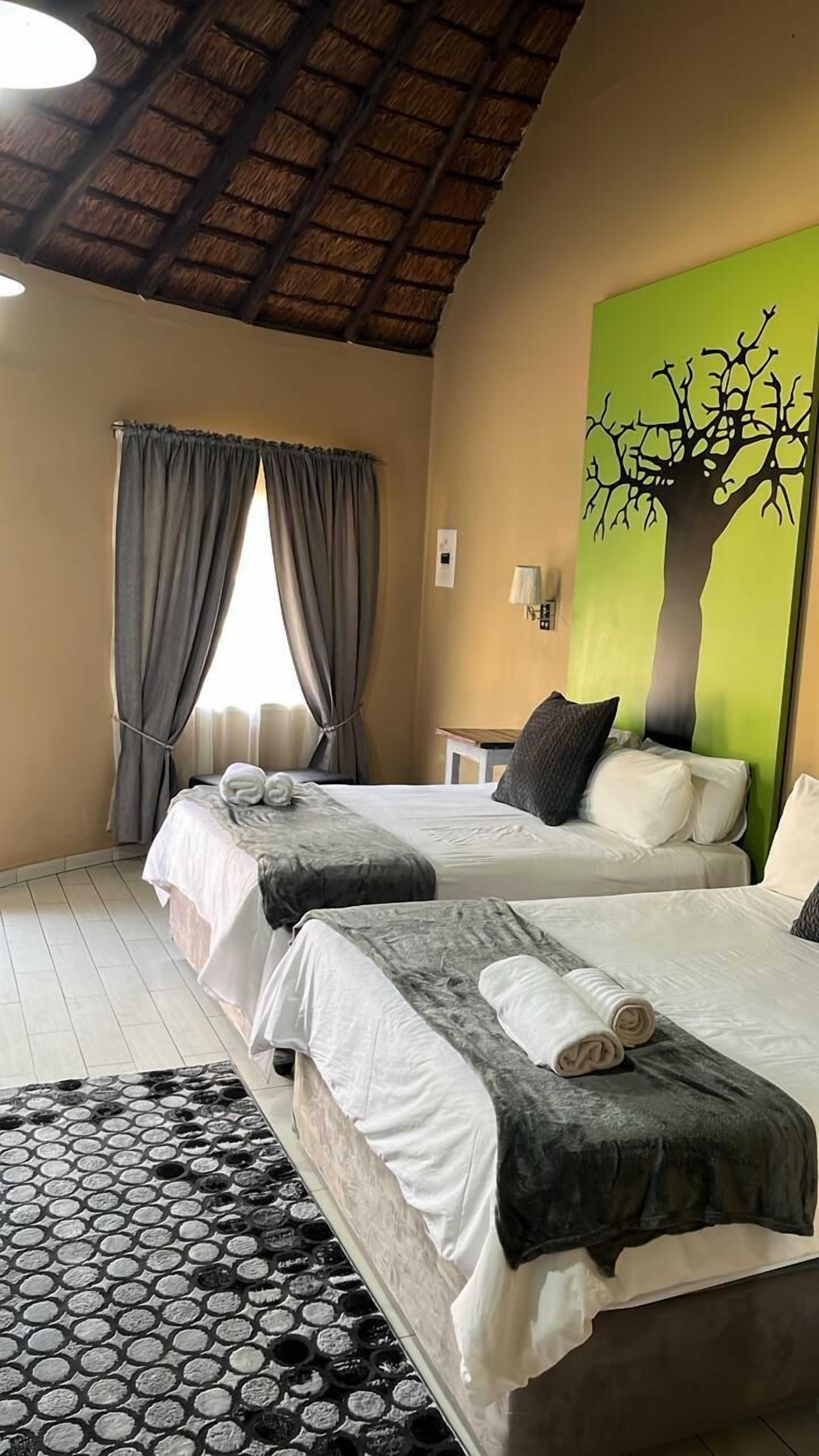 Quarto casal luxo | Roupas de cama premium, cofres nos quartos, escrivaninha